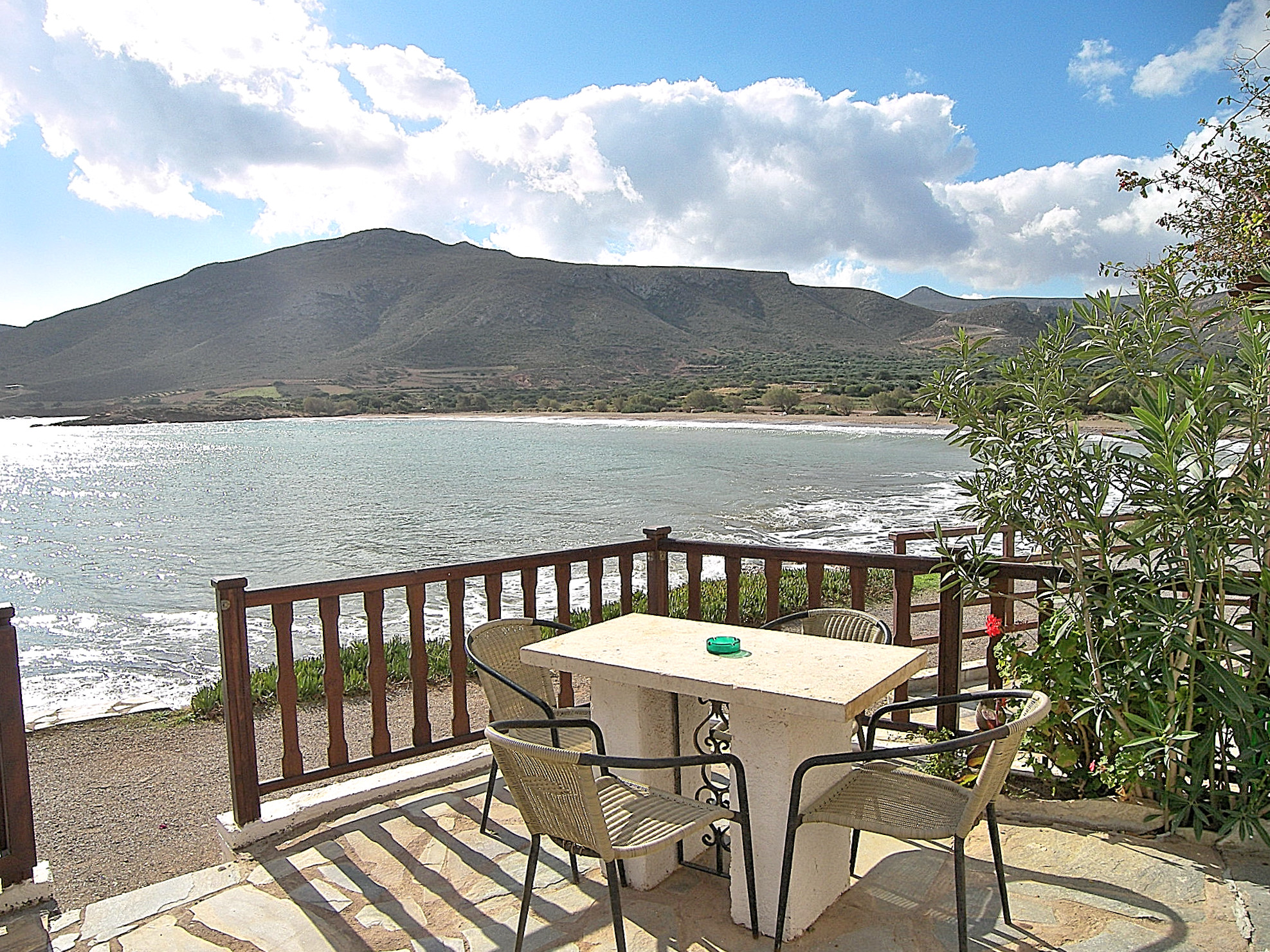 Hiona Cottage – Enjoy living next to the sea